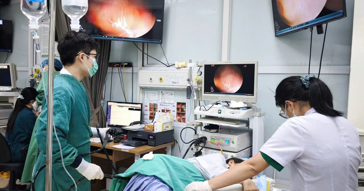 Giun tóc ký sinh dày đặc trong đại tràng bệnh nhân
