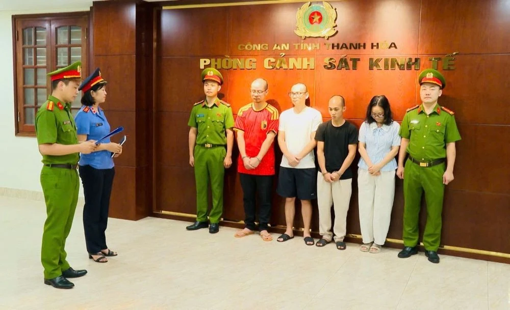 Khởi tố nhóm buôn lậu xe điện ba bánh xuyên biên giới